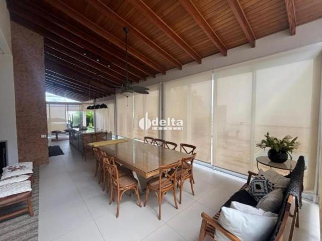 Casa residencial com 3 suítes disponível para venda no bairro Brasil em Uberlândia MG