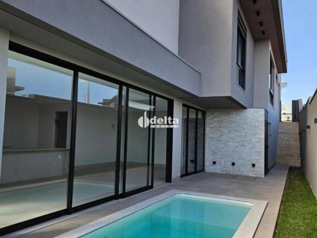 Casa residencial com 3 suítes disponível para venda no bairro Gávea em Uberlândia MG
