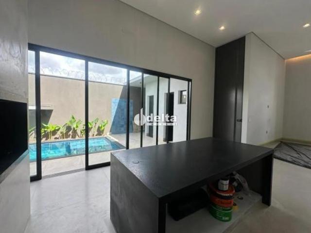 Casa residencial com 3 suítes disponível para venda no bairro Grand Ville em Uberlândia MG
