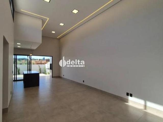 Casa residencial com 3 suítes disponível para venda no bairro Granja Marileusa em Uberlândia MG