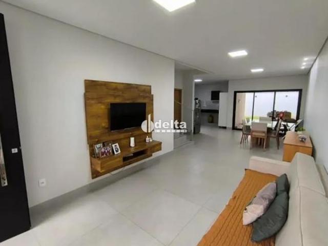 Casa residencial com 3 suítes disponível para venda no bairro Jaraguá em Uberlândia MG