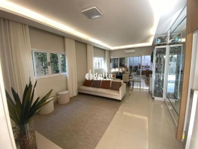 Casa residencial com 3 suítes disponível para venda no bairro Jardim Karaíba em Uberlândia MG
