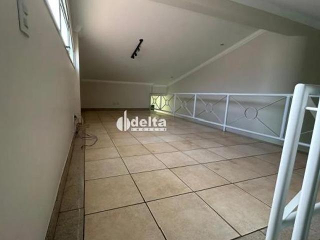 Casa residencial com 3 suítes disponível para venda no bairro Saraiva em Uberlândia MG