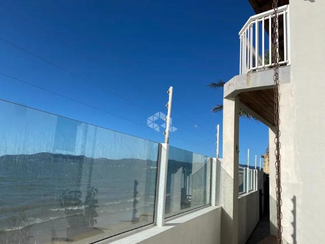 Casa residencial com vista para o mar, 2 andares, 5 suítes e 4 vagas de garagem Balneário do Estre