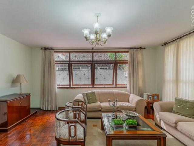 Casa Residêncial com amplo quintal, 03 Quartos, 02 Vagas, Seminário, Curitiba