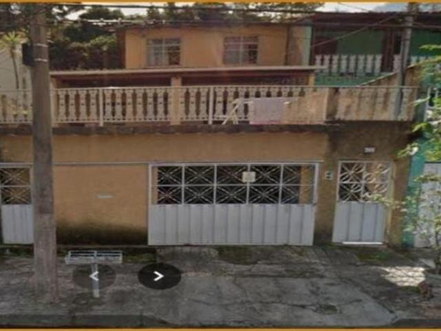 CASA RESIDENCIAL COM GARAGEM NO SUBSOLO E VARANDA NO PRIMEIRO ANDAR, LOCALIZADA NA RUA LUIZ CARLOS R