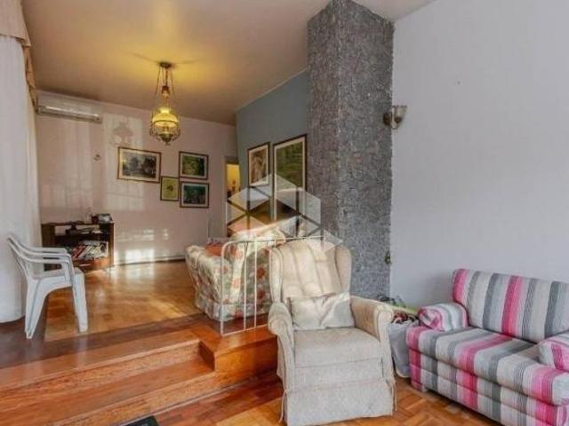 Casa residencial/ comercial em ótimo bairro, estrutura para mais dois pavimentos!