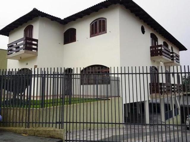 Casa residencial contendo 1apto. térreo e dois aptos no 1 andar no Boa Vista