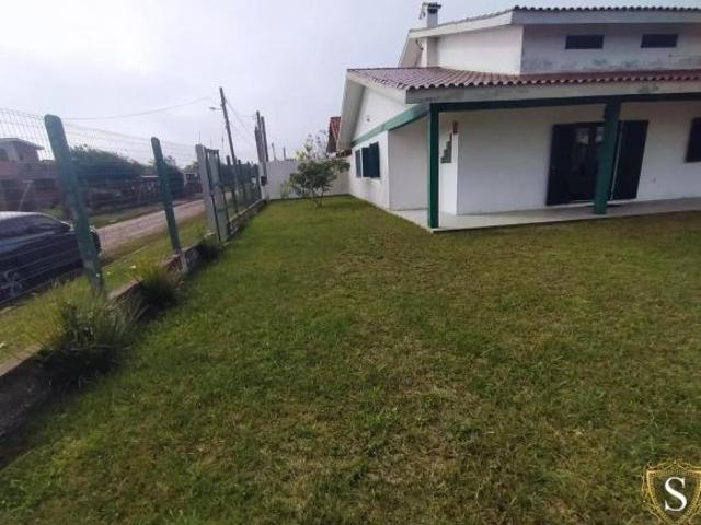 Casa Residencial de Esquina à venda em Cidreira Centro: Casa de Alvenaria com Lareira e Churrasque