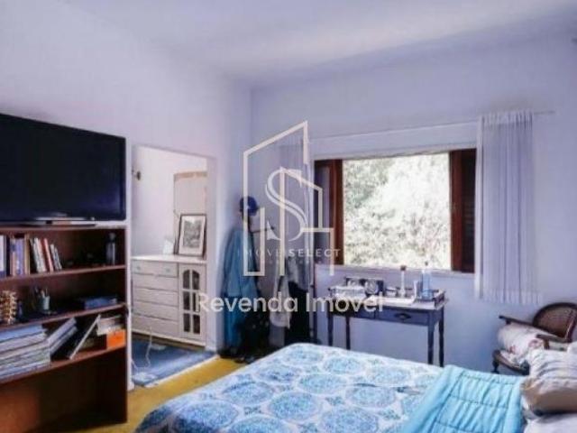 CASA RESIDENCIAL DE 350M² COM TRÊS DORMITÓRIOS UMA SUÍTE E QUATRO VAGAS Á VEND