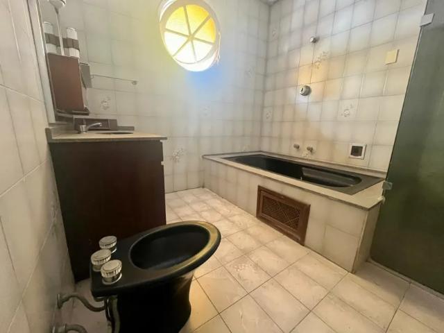 Casa Residencial de 310m² com 4 quartos sendo 1 suíte no Baln. Do Estreito