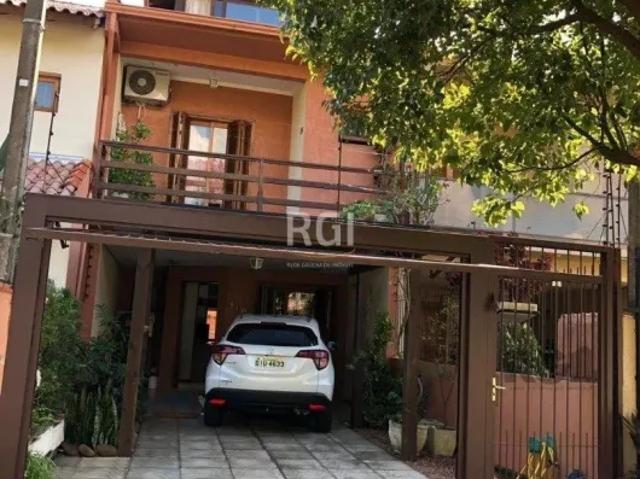 Casa residencial de 3 dormitórios sendo um uma suíte localizada no bairro Guarujá