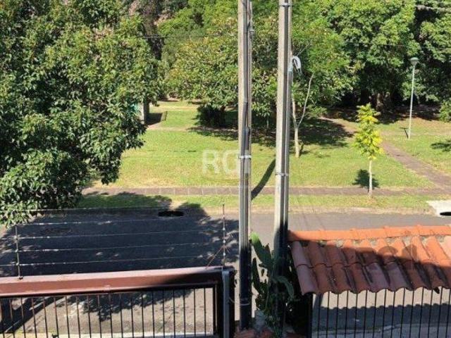 Casa residencial de 3 dormitórios sendo um uma suíte localizada no bairro Guarujá