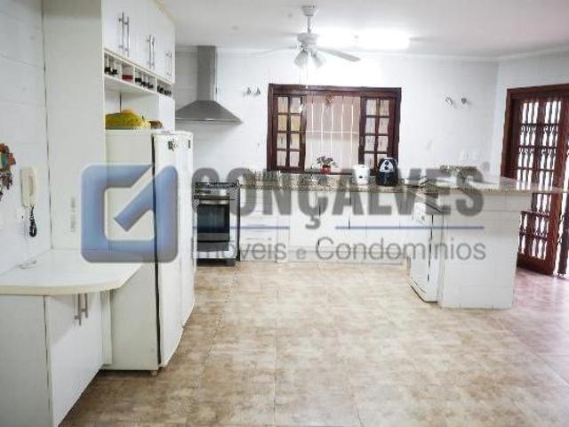 Casa Residencial de 3 Suítes com 6 Vagas – Vila Valparaíso, Santo André