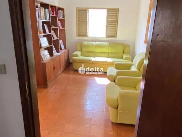 Casa residencial de 3 quartos sendo 1 suíte disponível no bairro Tubalina em Uberlândia MG
