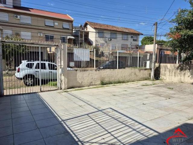 Casa Residencial de 4 Quartos com Piscina e Churrasqueira em Porto Alegre