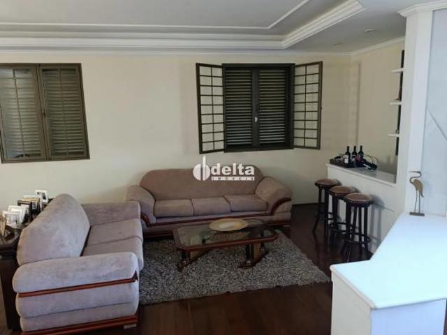 Casa residencial de 4 quartos sendo 1 suíte disponível para venda no bairro Tabajaras em Uberlândia