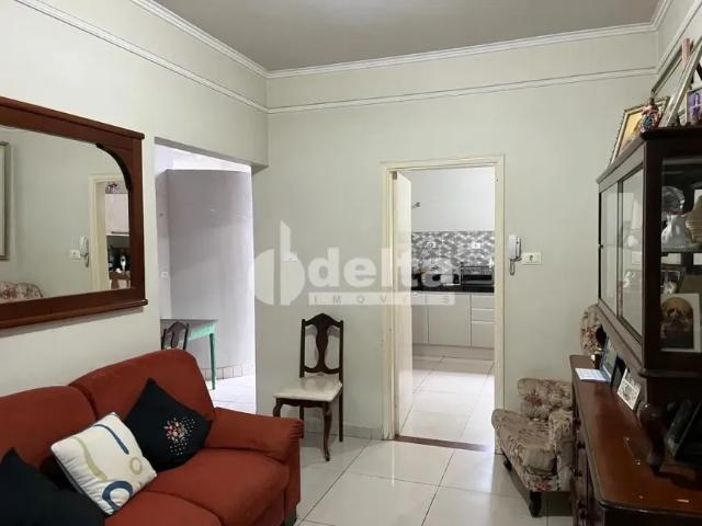Casa residencial com 4 quartos sendo 2 suítes disponível para venda no bairro Cazeca em Uberlândia M