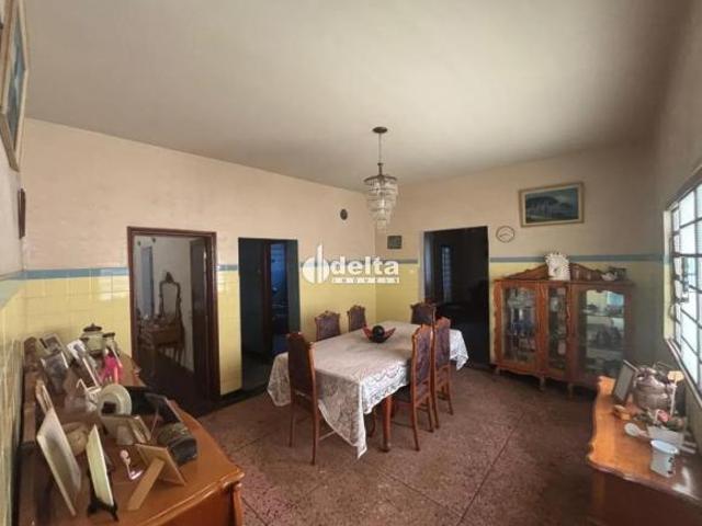 Casa residencial disponível para venda no bairro Centro em Uberlândia MG