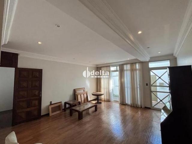 Casa residencial disponível para venda no bairro Centro em Uberlândia MG