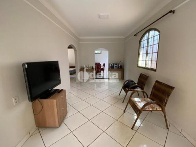 Casa residencial disponível para venda no bairro Chácaras Tubalina E Quartel em Uberlândia MG