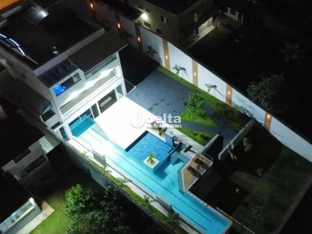 Casa residencial disponível para venda no bairro Cidade Jardim em Uberlândia MG