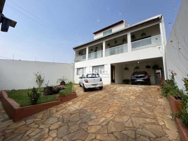 Casa residencial disponível para venda no bairro Cidade Jardim em Uberlândia MG