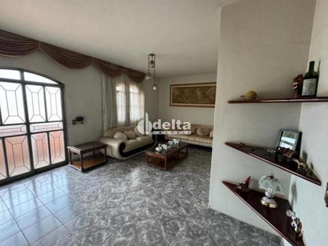 Casa residencial disponível para venda no bairro Brasil em Uberlândia MG