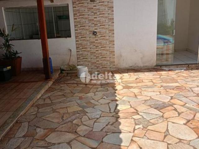 Casa residencial disponível para venda no bairro Dona Zulmira em Uberlândia MG