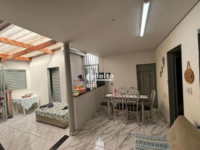 Casa residencial disponível para venda no bairro Jardim das Palmeiras em Uberlândia MG