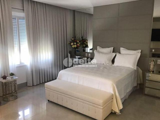 Casa residencial disponível para venda no bairro Jardim Karaíba em Uberlândia MG