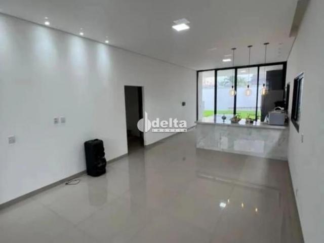 Casa residencial disponível para venda no bairro Jardim Karaíba em Uberlândia MG