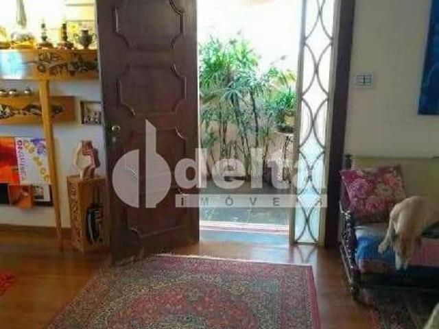Casa residencial disponível para venda no bairro Lídice em Uberlândia MG