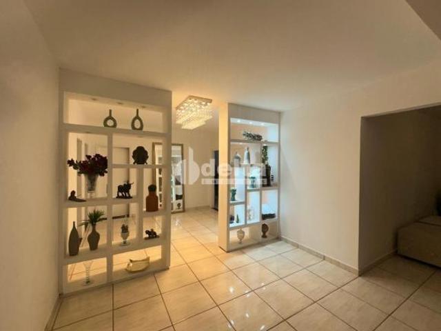 Casa residencial disponível para venda no bairro Mansões Aeroporto em Uberlândia MG