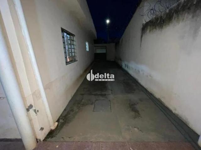 Casa residencial disponível para venda no bairro Santa Mônica em Uberlândia MG