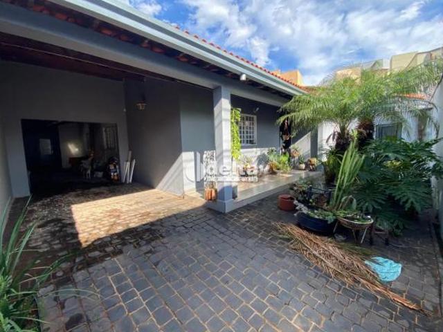 Casa residencial disponível para venda no bairro Santa Mônica em Uberlândia MG