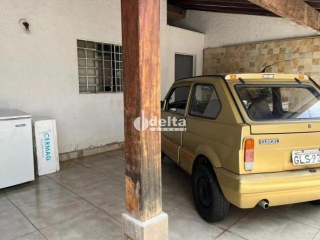 Casa residencial disponível para venda no bairro Santa Monica em Uberlândia MG