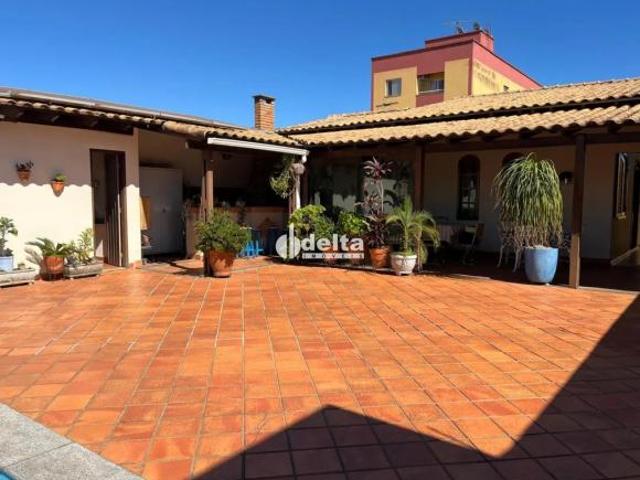 Casa residencial disponível para venda no bairro Segismundo Pereira em Uberlândia MG