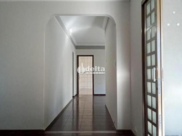 Casa residencial disponível para venda no bairro Segismundo Pereira em Uberlândia MG