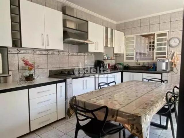 Casa residencial disponível para venda no bairro Planalto em Uberlândia MG