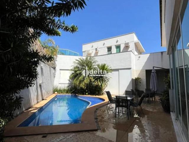 Casa residencial disponível para venda no bairro Tabajaras em Uberlândia MG