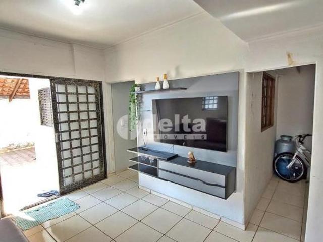 Casa residencial disponível para venda no bairro Taiman em Uberlândia MG