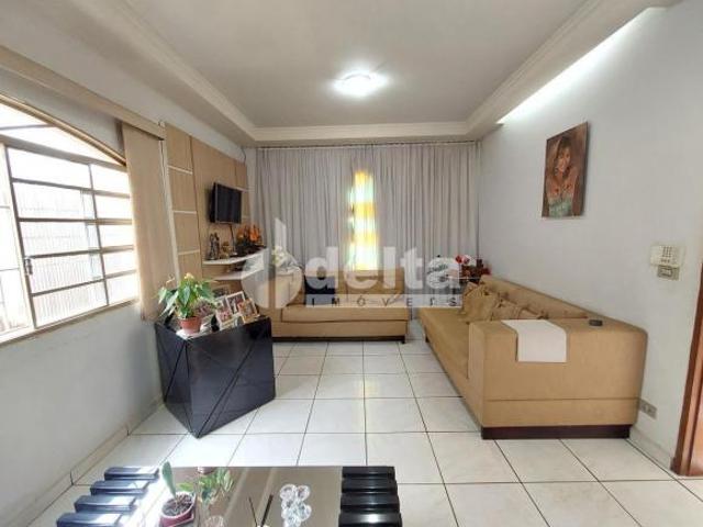 Casa residencial disponível para venda no bairro Umuarama em Uberlândia MG