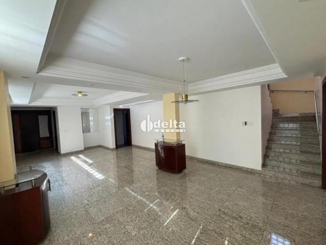 Casa residencial disponível para venda no bairro Umuarama em Uberlândia MG