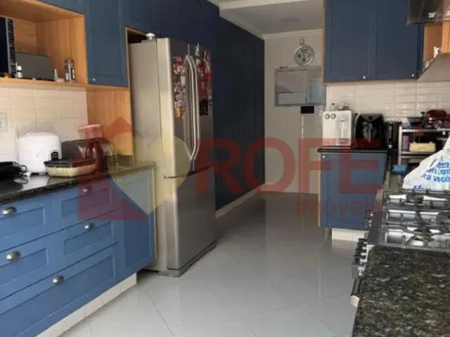 Casa residencial disponível para locação, com uma área útil de 290 m²