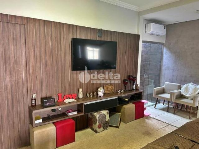 Casa residencial disponível para locação e venda no bairro Jardim Botânico em Uberlândia MG