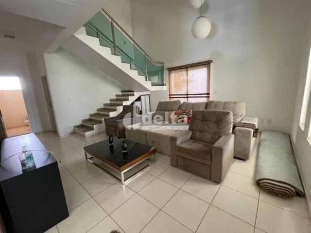 Casa residencial 4 quartos sendo 2 suítes disponível para locação e venda no bairro Jardim Karaíba e