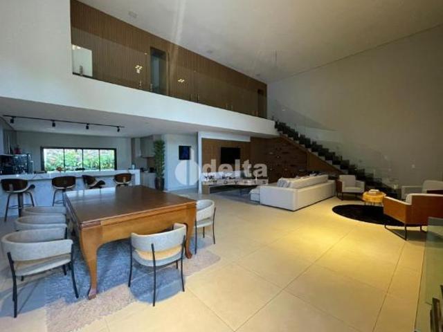 Casa residencial disponível para locação e venda no bairro Jardim Karaíba em Uberlândia MG