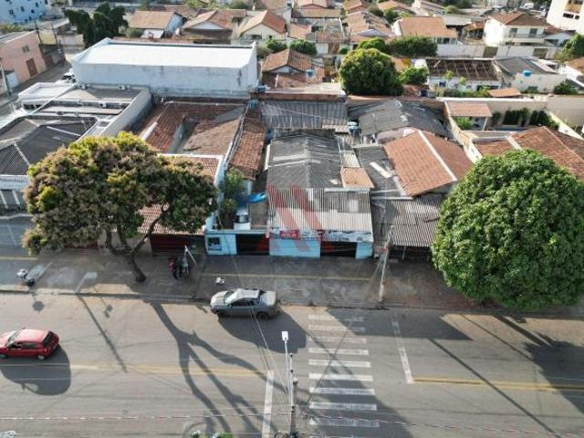 Casa Residencial e com Ponto comercial de 412m² com Kitnets já rendendo aluguel, em frente a avenida