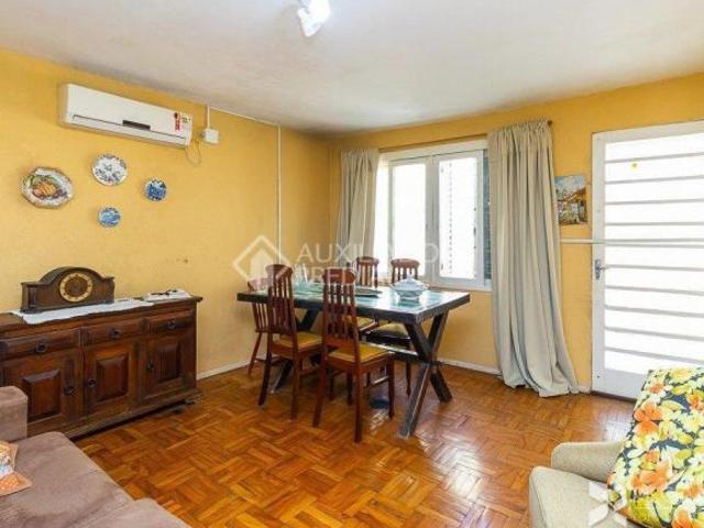 Casa residencial e comercial com 3 pavimentos e garagem na Av Getulio Vargas em Porto Alegre
